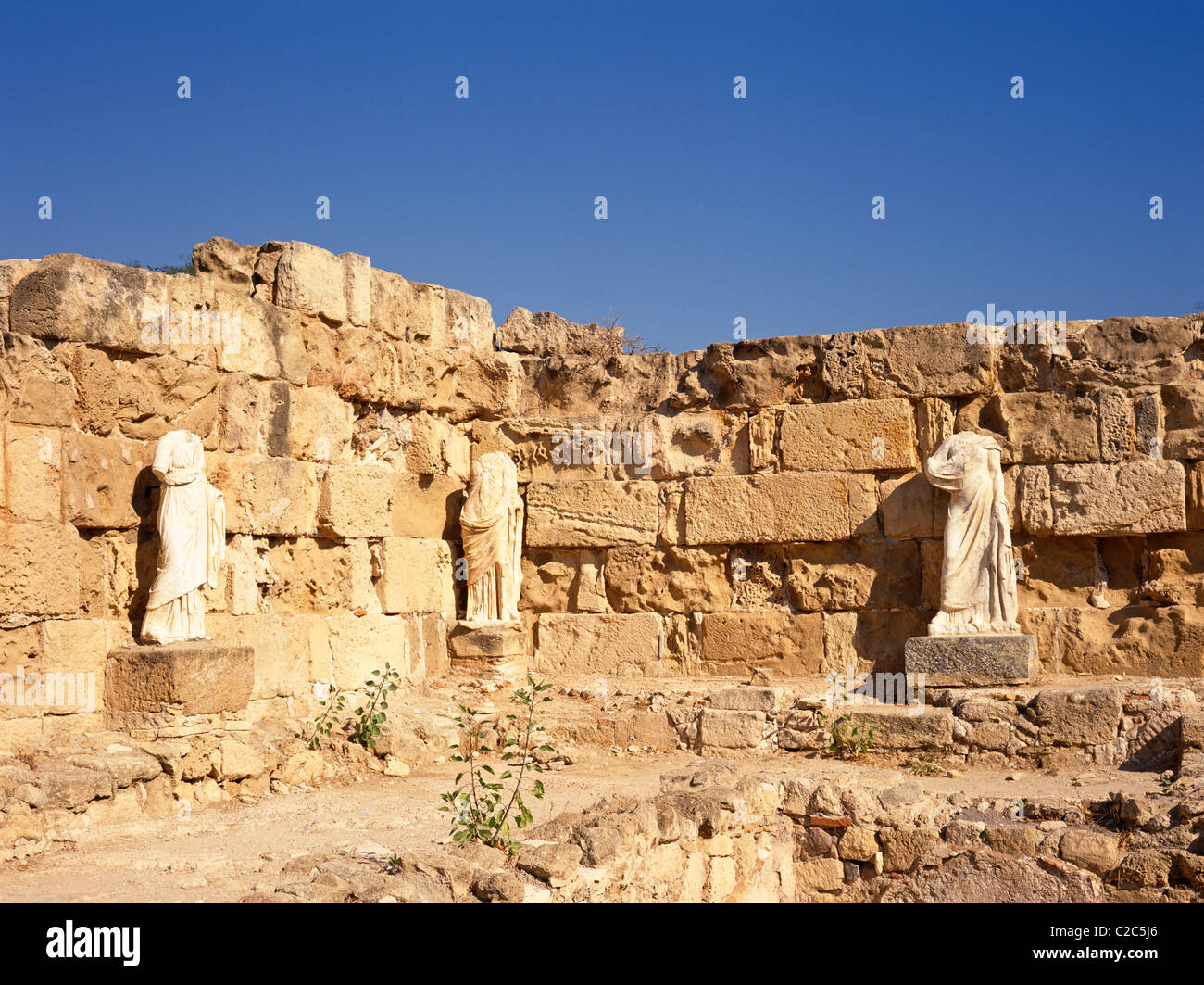 Headless roman statues hi-res stock photography and images - Alamy