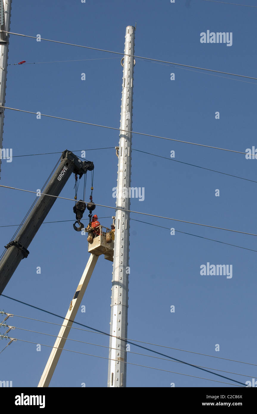 Men working on power lines hi-res stock photography and images - Alamy