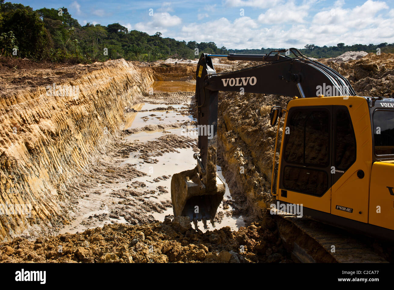 Hydraulic gold mining operation process “chupadeira system” in Use of ...