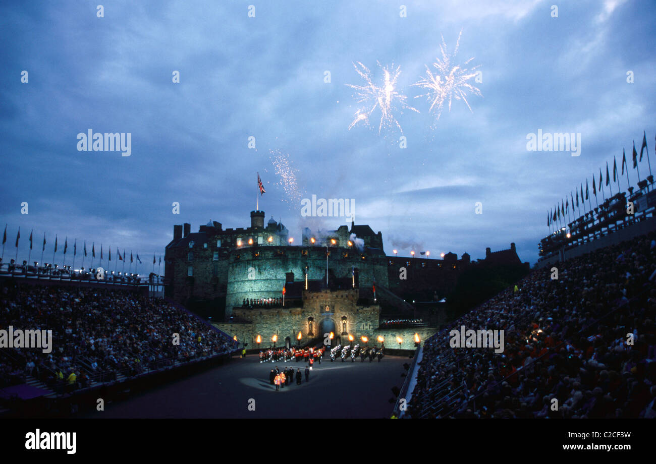 Celebration fireworks edinburgh castle hi-res stock photography and ...