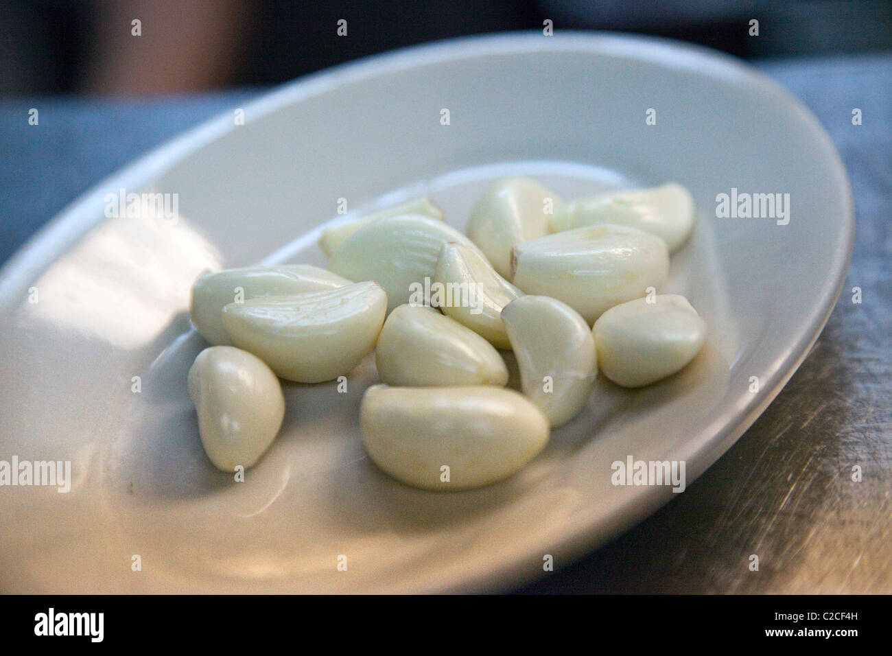 peeled garlic on plate Stock Photo - Alamy