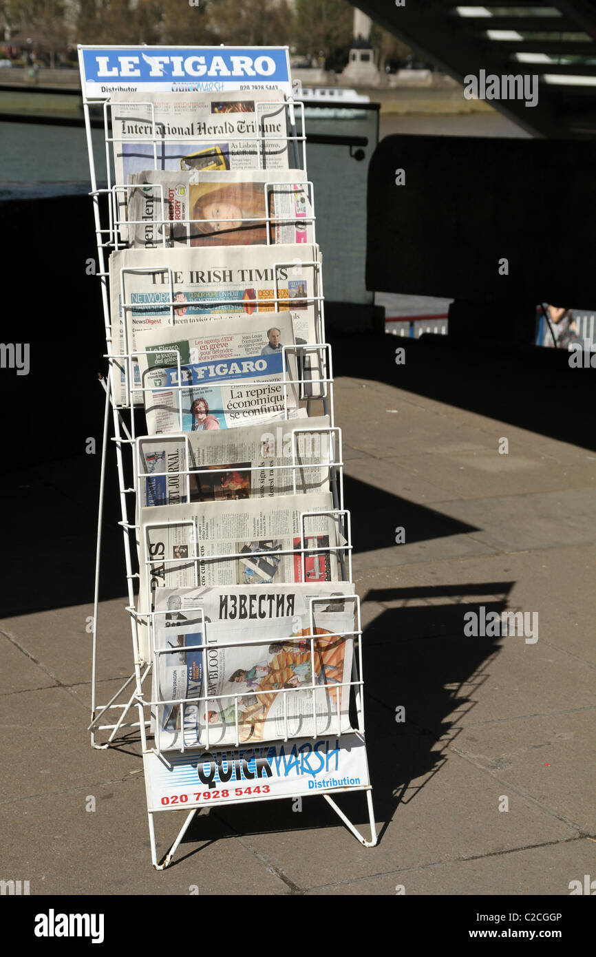 Newspapers uk stand hi-res stock photography and images - Alamy