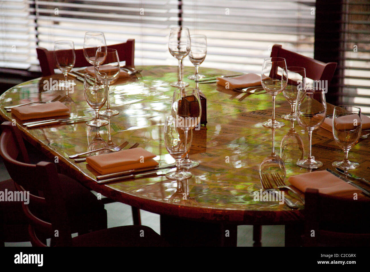 restaurant table setting Stock Photo - Alamy