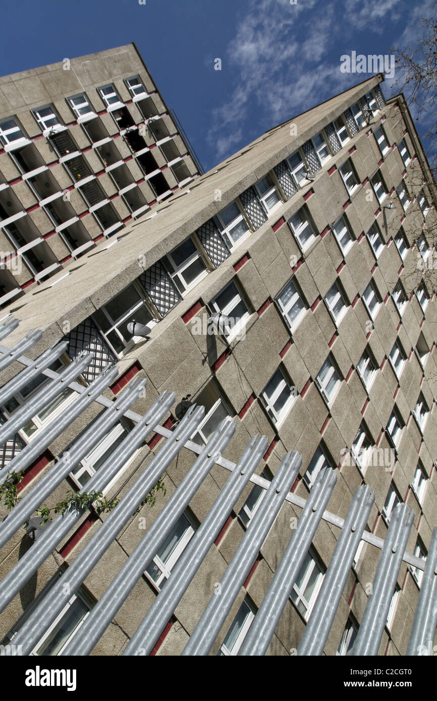 Tower block flats hi-res stock photography and images - Alamy