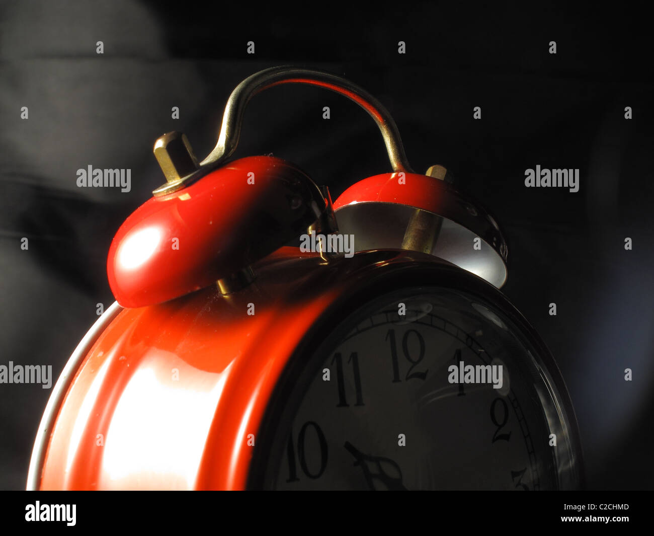 Alarm clock red in the shadows in the darkness Stock Photo - Alamy