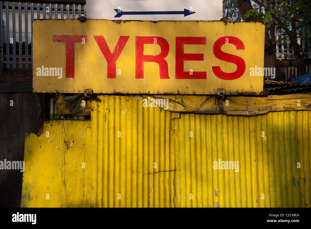 Tyre sign hi-res stock photography and images - Alamy
