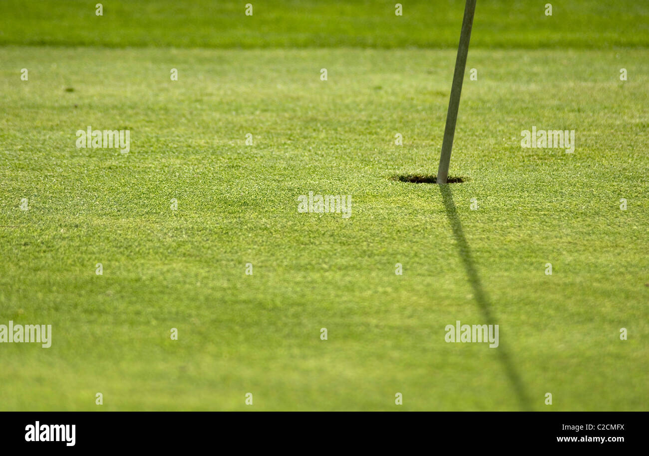Putting green flag tee hi-res stock photography and images - Alamy