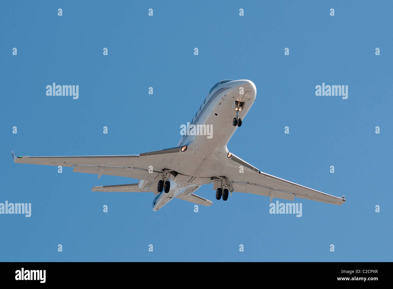 Passenger airliner approaching landing hi-res stock photography and ...