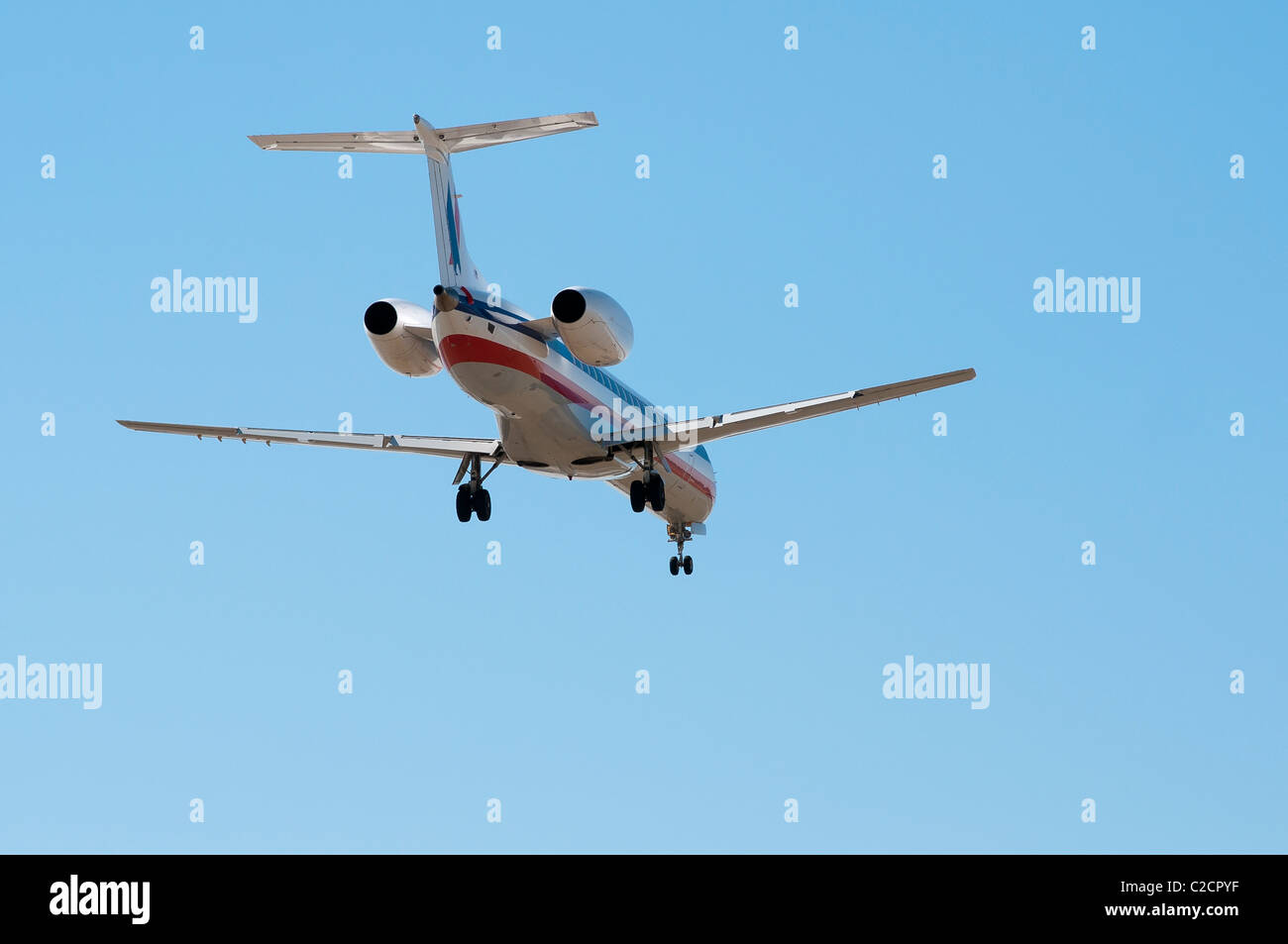 Jet plane coming in for landing Stock Photo - Alamy