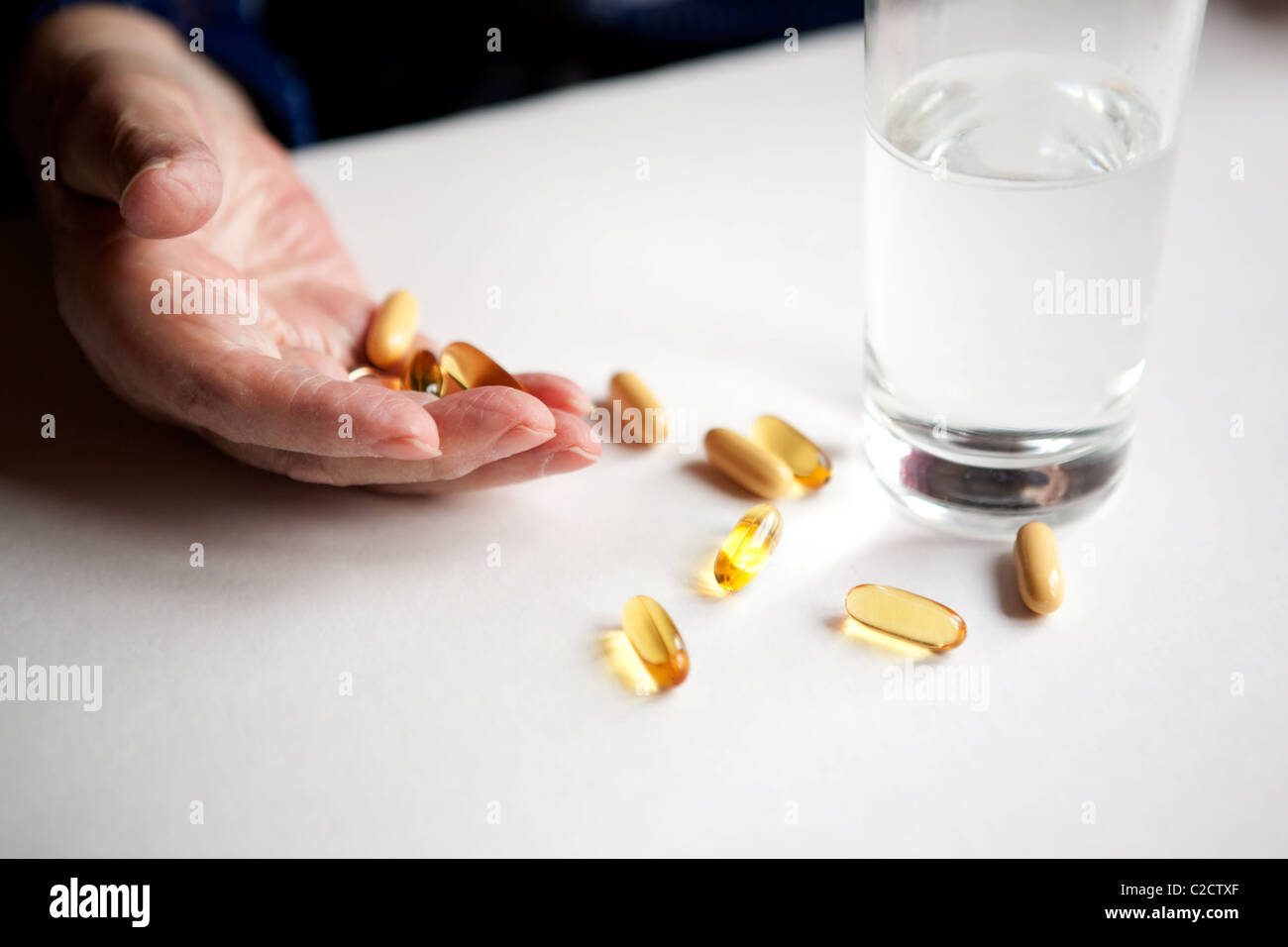 An elderly hand with a variety of large pills Stock Photo - Alamy