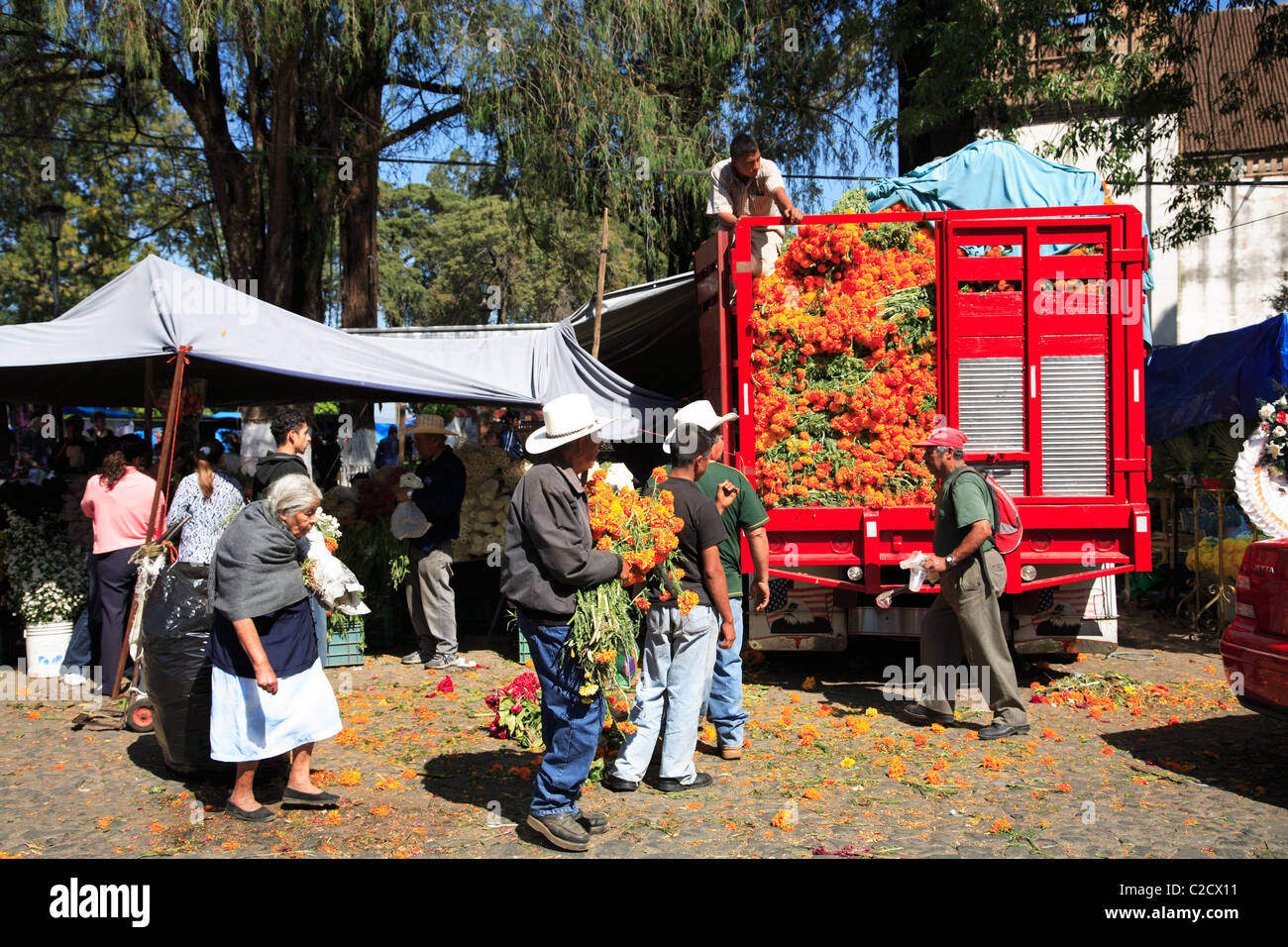 Flower Market, Flowers for decorating graves, Day of the Dead ...