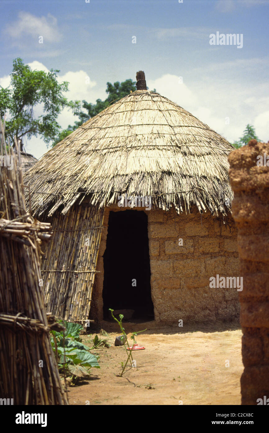 Traditional african hut thatched hi-res stock photography and images ...