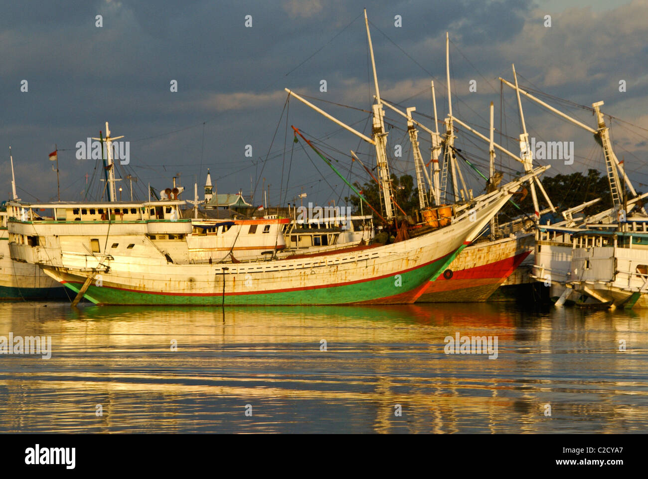 Pinisi boats hi-res stock photography and images - Alamy