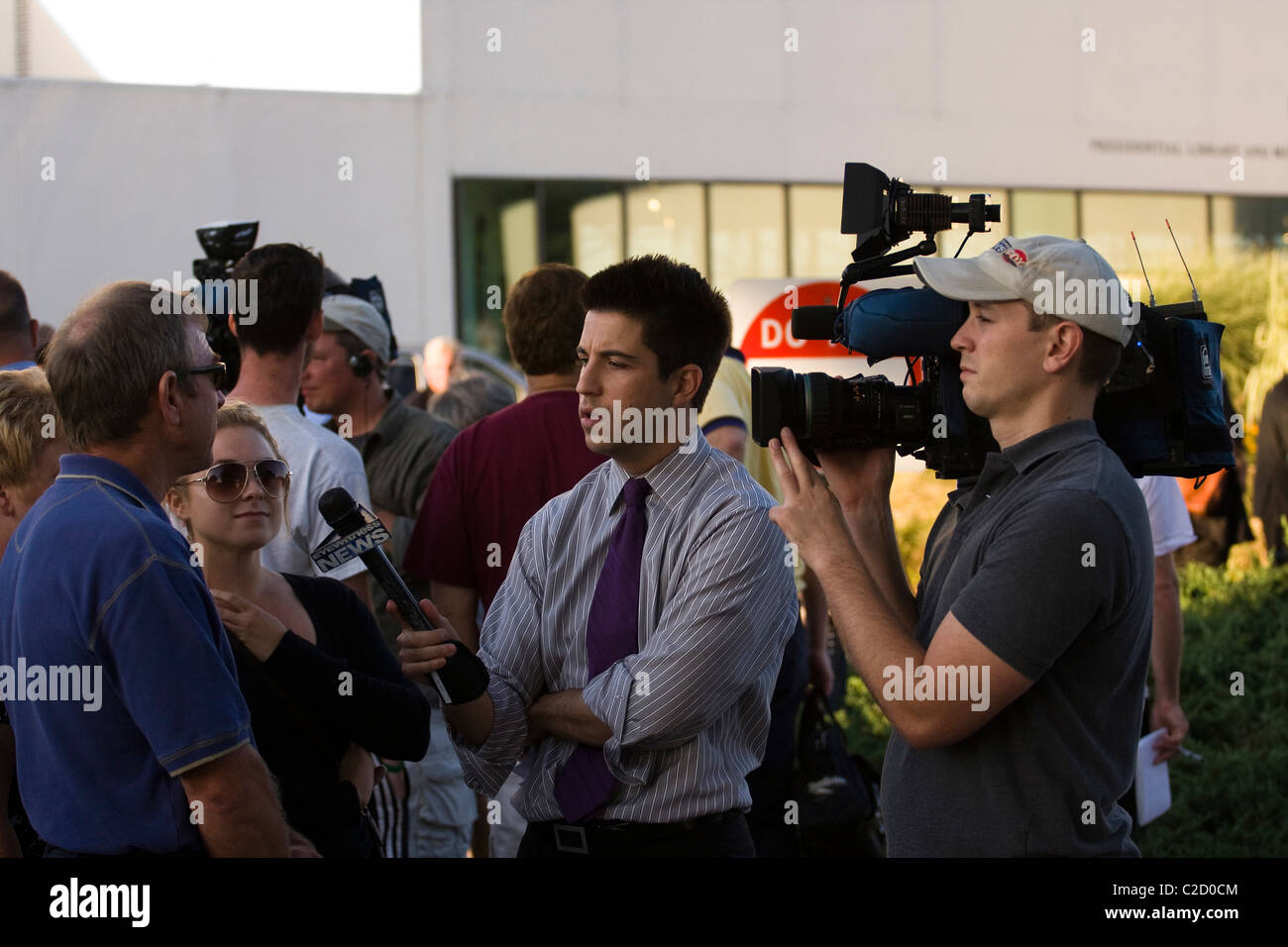 Reporter interview hi-res stock photography and images - Alamy