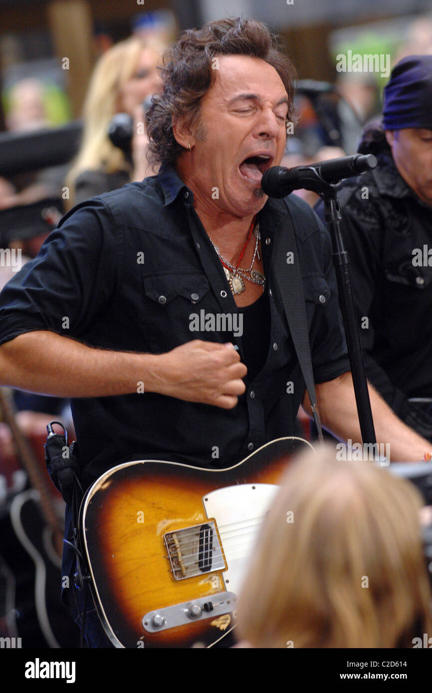 Bruce Springsteen Bruce Springsteen and the E Street Band performing on ...