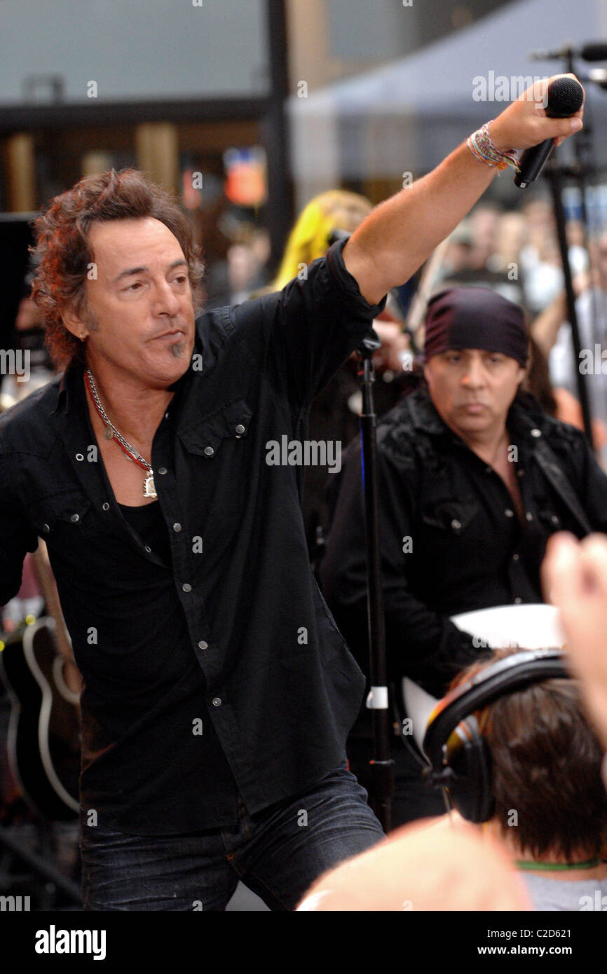 Bruce Springsteen Bruce Springsteen and the E Street Band performing on ...