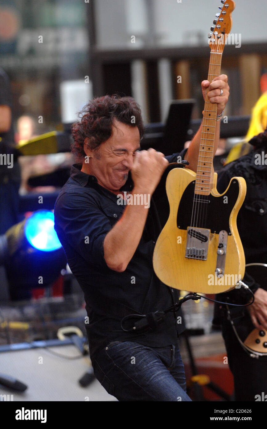 Bruce Springsteen Bruce Springsteen and the E Street Band performing on ...