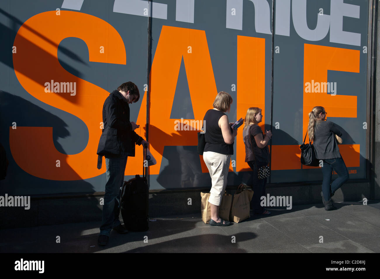 sale queue on oxford street in london Stock Photo - Alamy