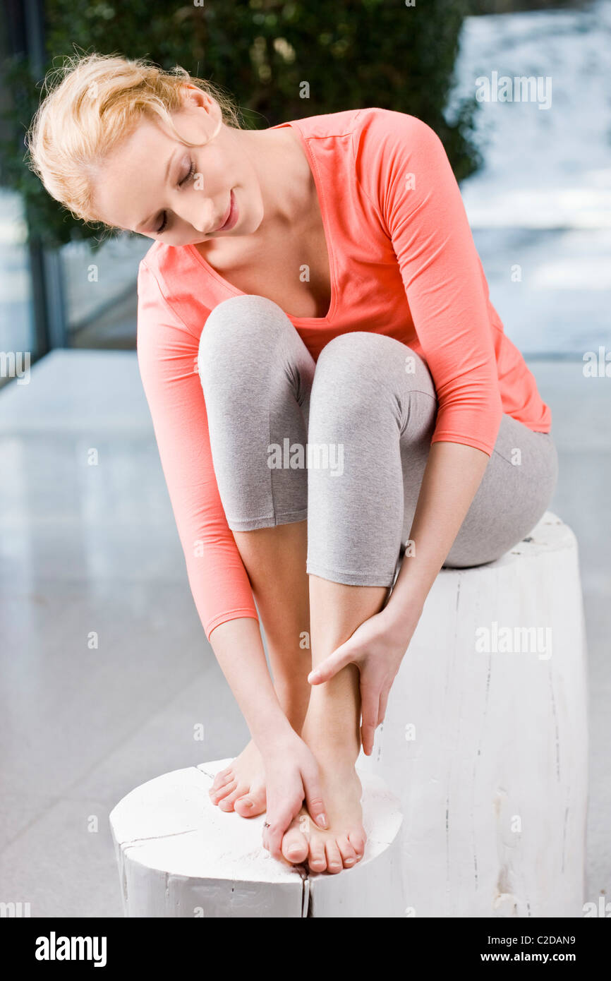 Woman sore feet hi-res stock photography and images - Alamy