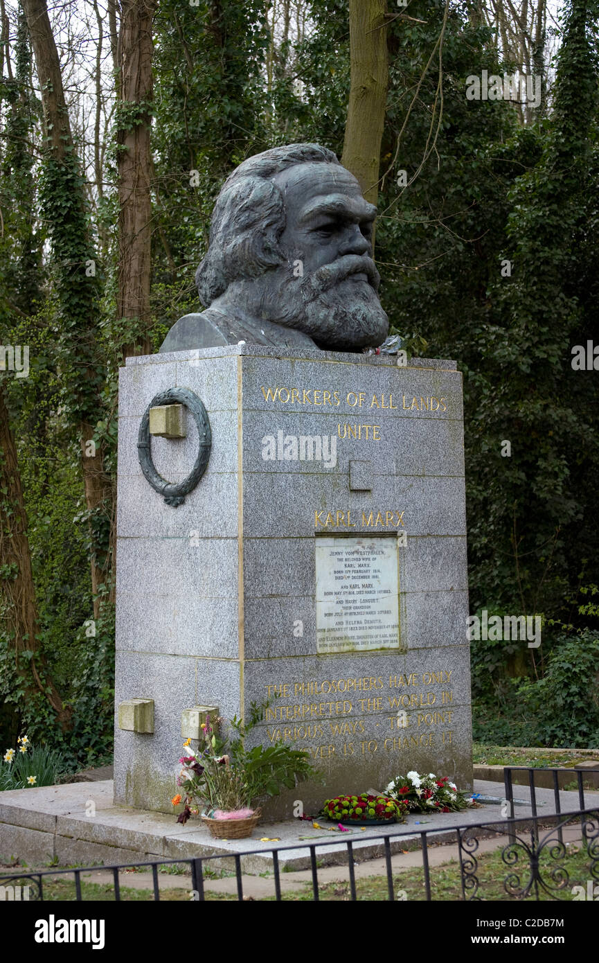 tomb of carl marx in highgate cemetary london england Stock Photo - Alamy