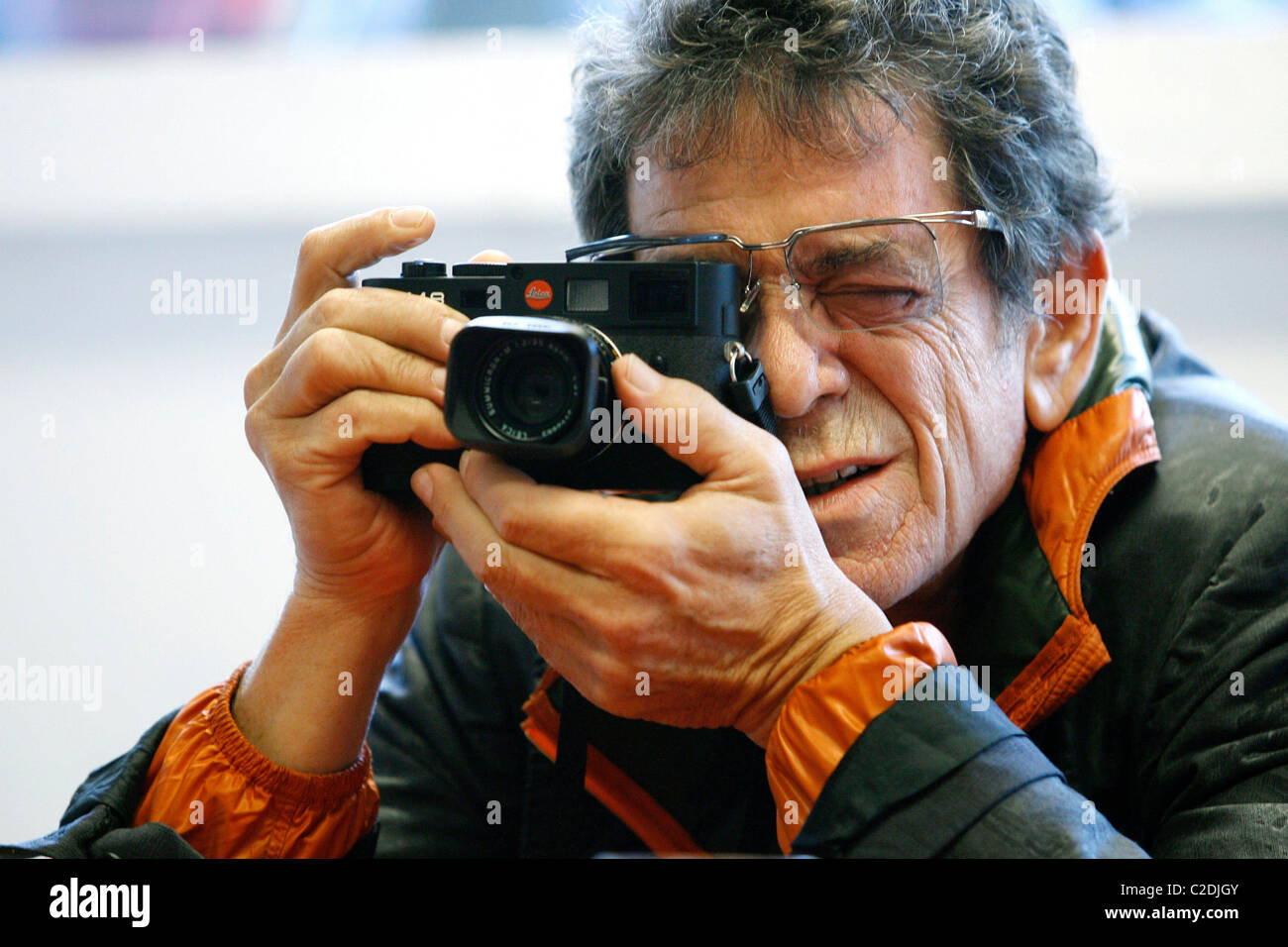 Musician, rock singer and photographer Lou Reed open his photo ...