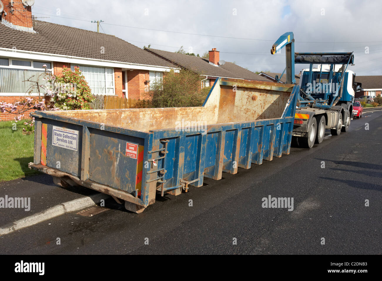 Skip lorry hi-res stock photography and images - Alamy