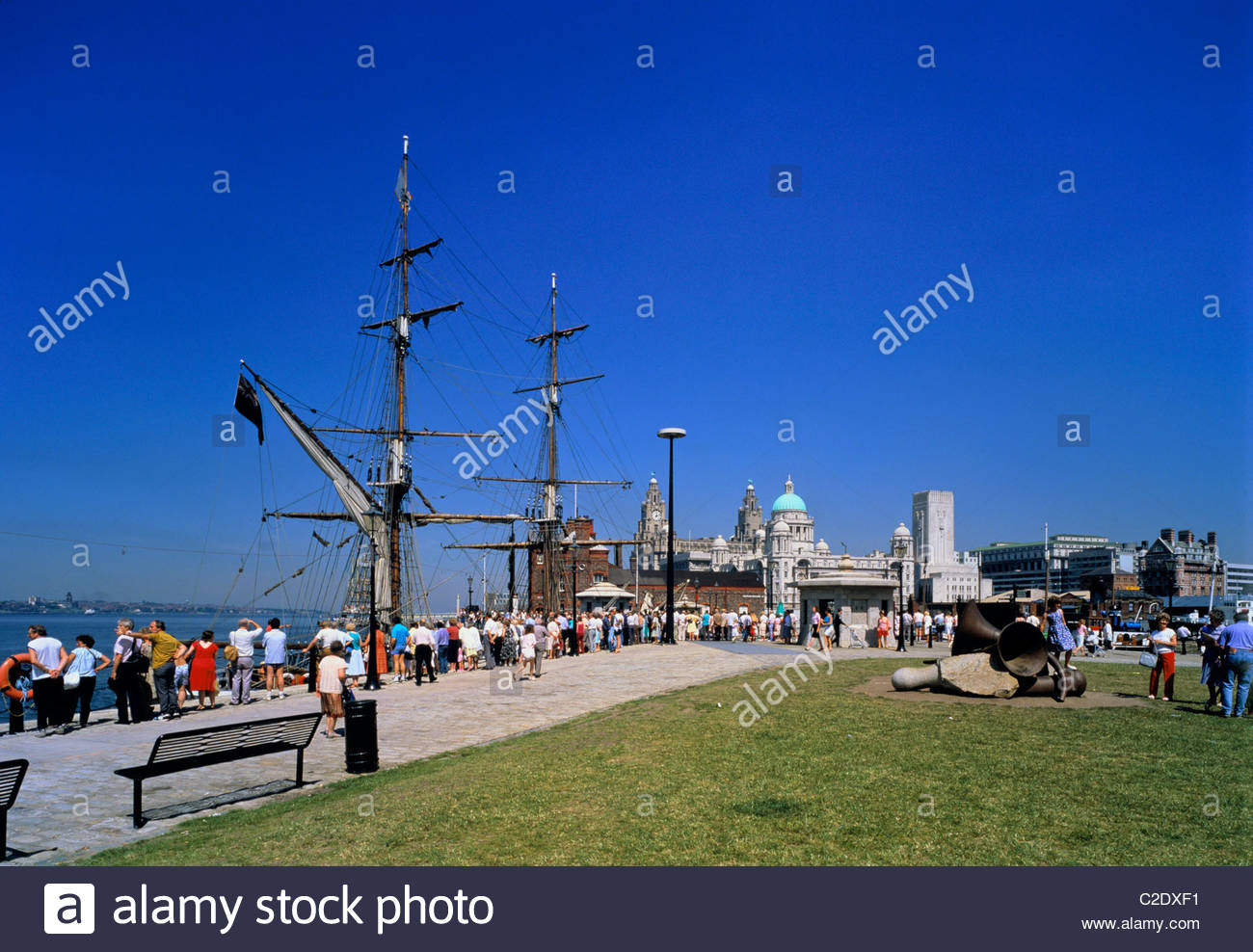 Riverside Walk Liverpool Stock Photos & Riverside Walk Liverpool Stock ...