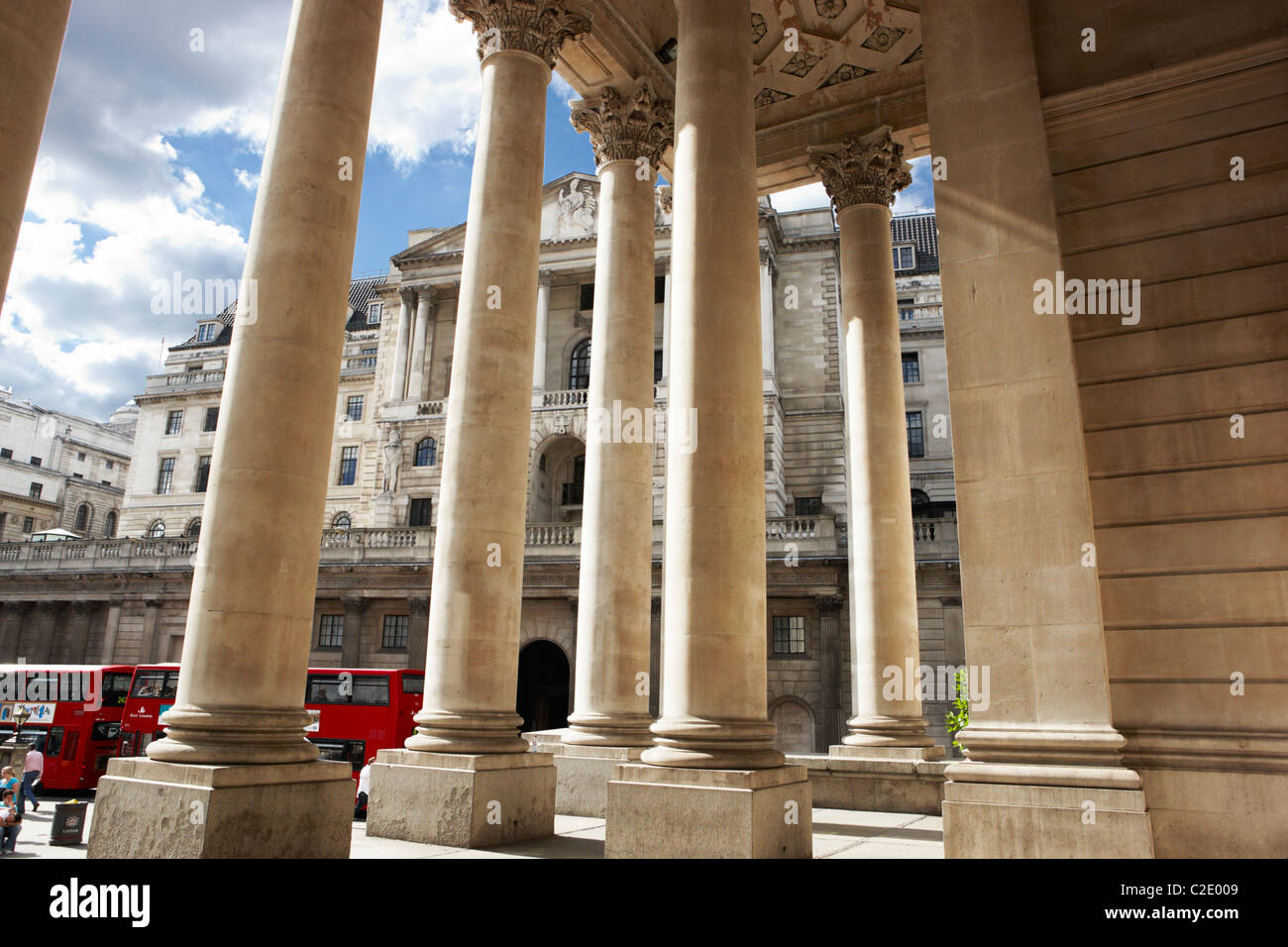 Buildings with columns hi-res stock photography and images - Alamy