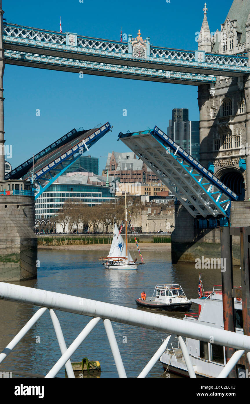 Tower bridge sailing boat hi-res stock photography and images - Alamy