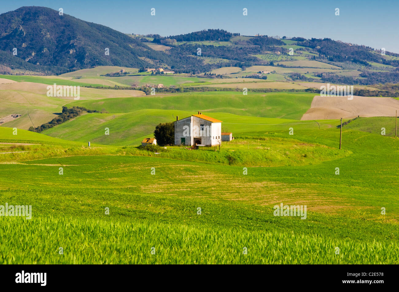 Farmhouse and fields hi-res stock photography and images - Alamy