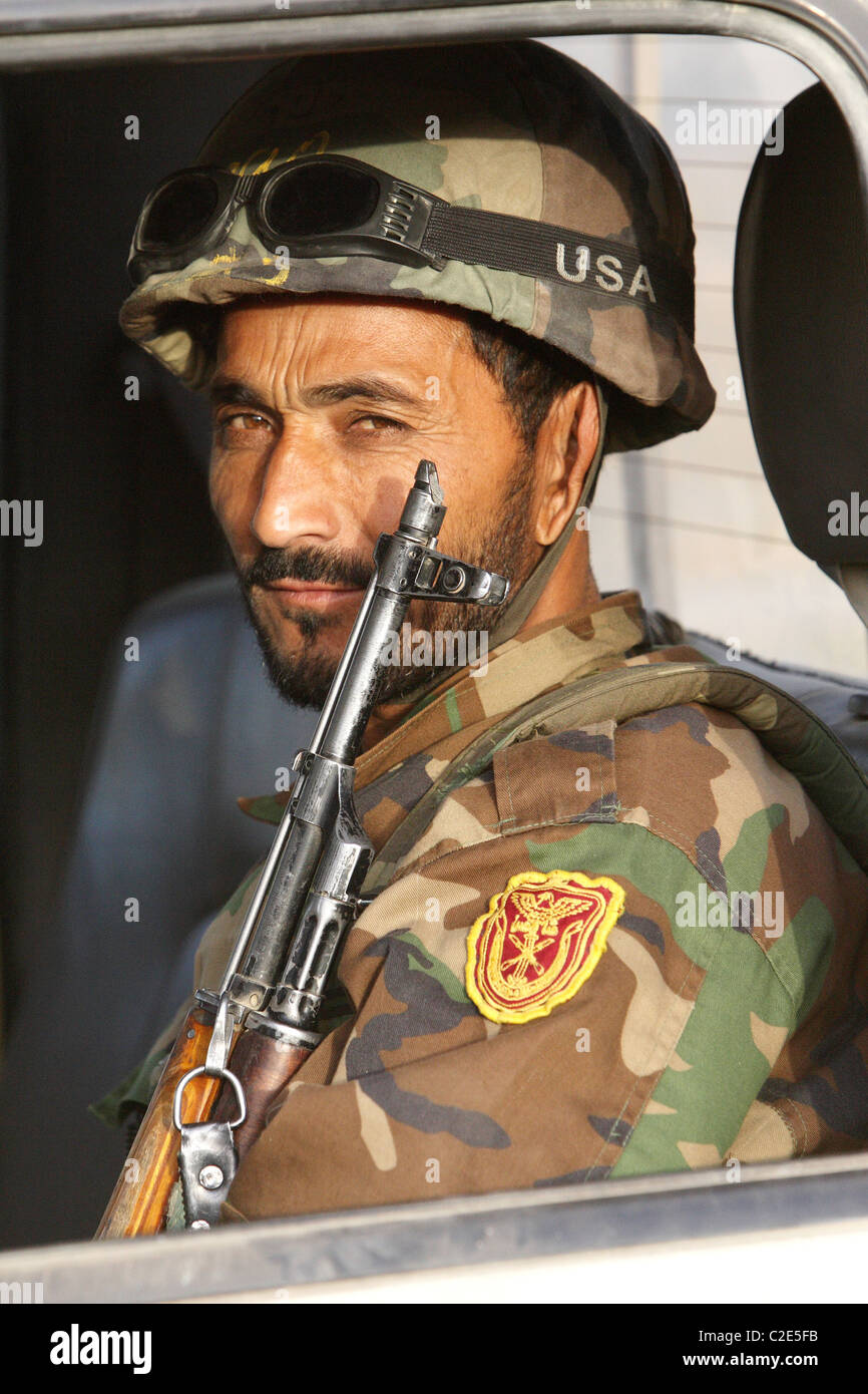 Soldier holding machine gun national hi-res stock photography and ...