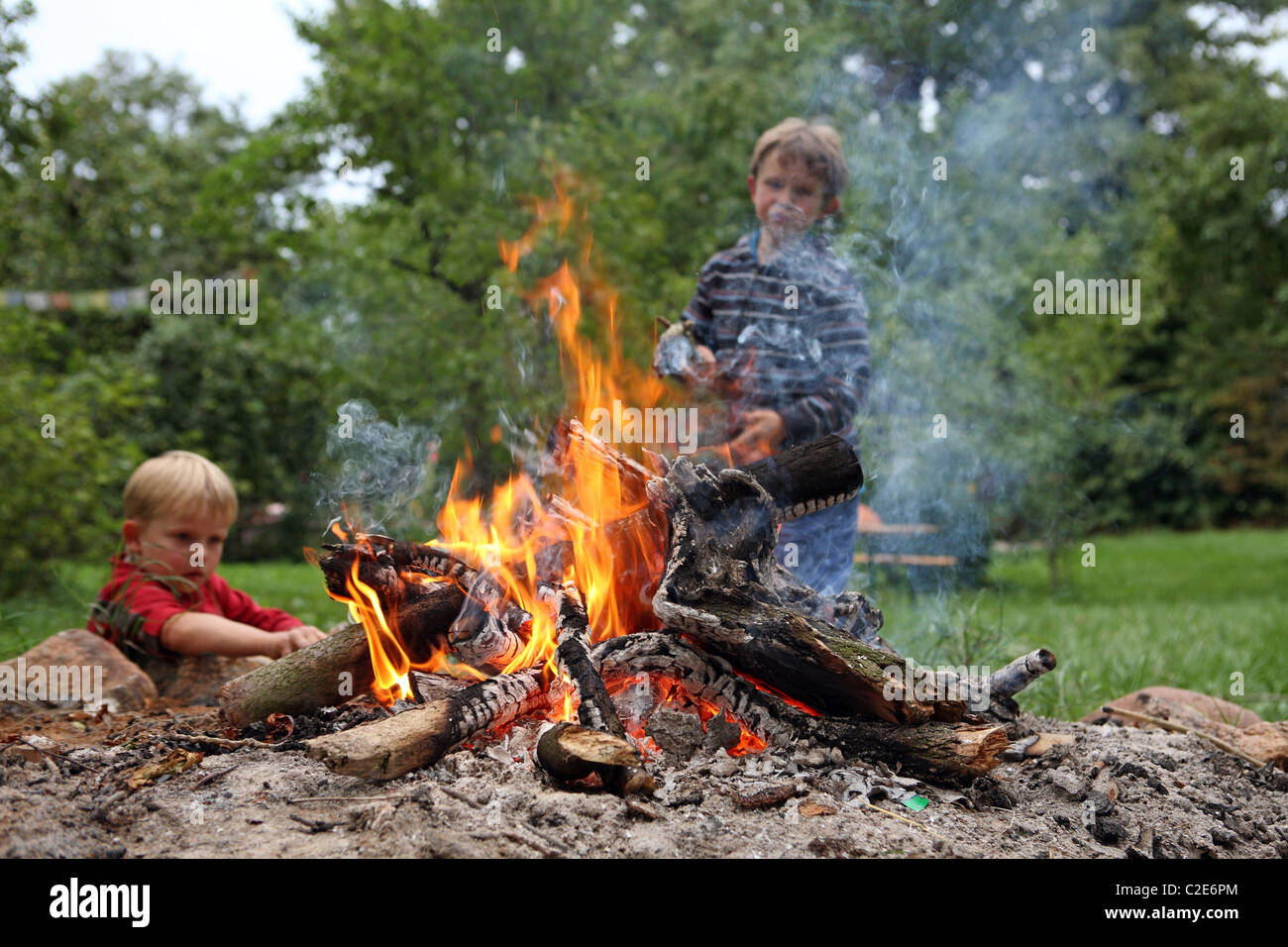 Kids sitting by a campfire hi-res stock photography and images - Alamy