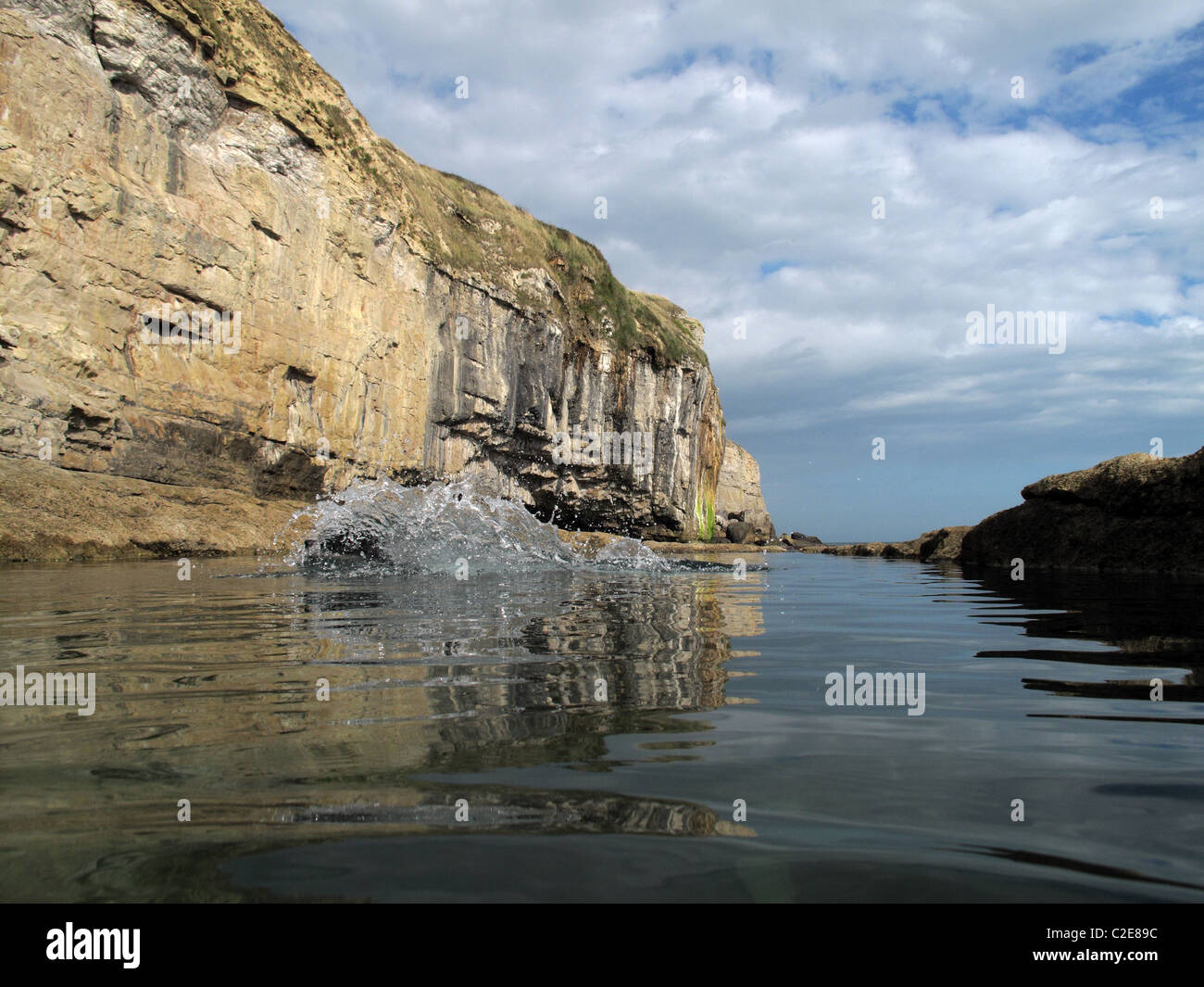 Water splash at dancing ledge Stock Photo - Alamy