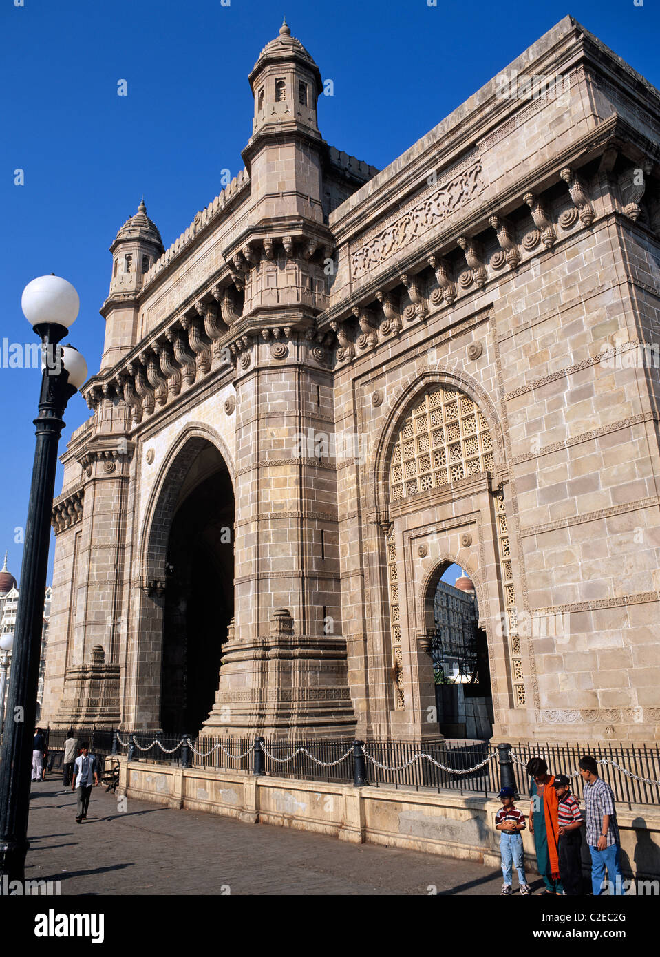 India mumbai bombay colaba causeway hi-res stock photography and images ...
