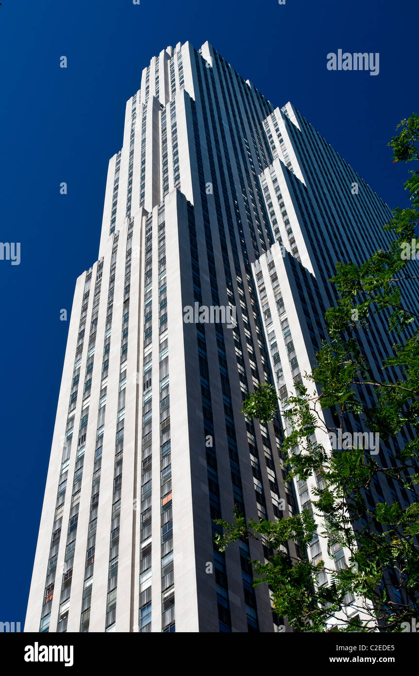 RCA or GE Building with blue sky background, Rockefeller Center ...