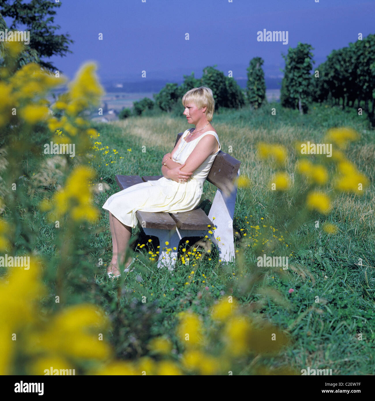 Menschen, Freizeit, Urlaub, Erholung, junge Frau im Sommerkleid sitzt ...