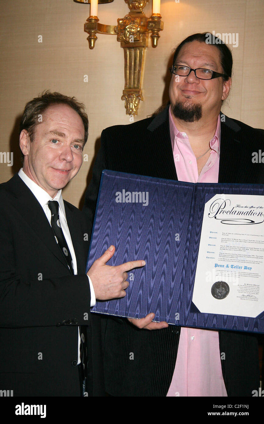 Raymond Teller and Penn Jillette Entertainment duo Penn and Teller ...