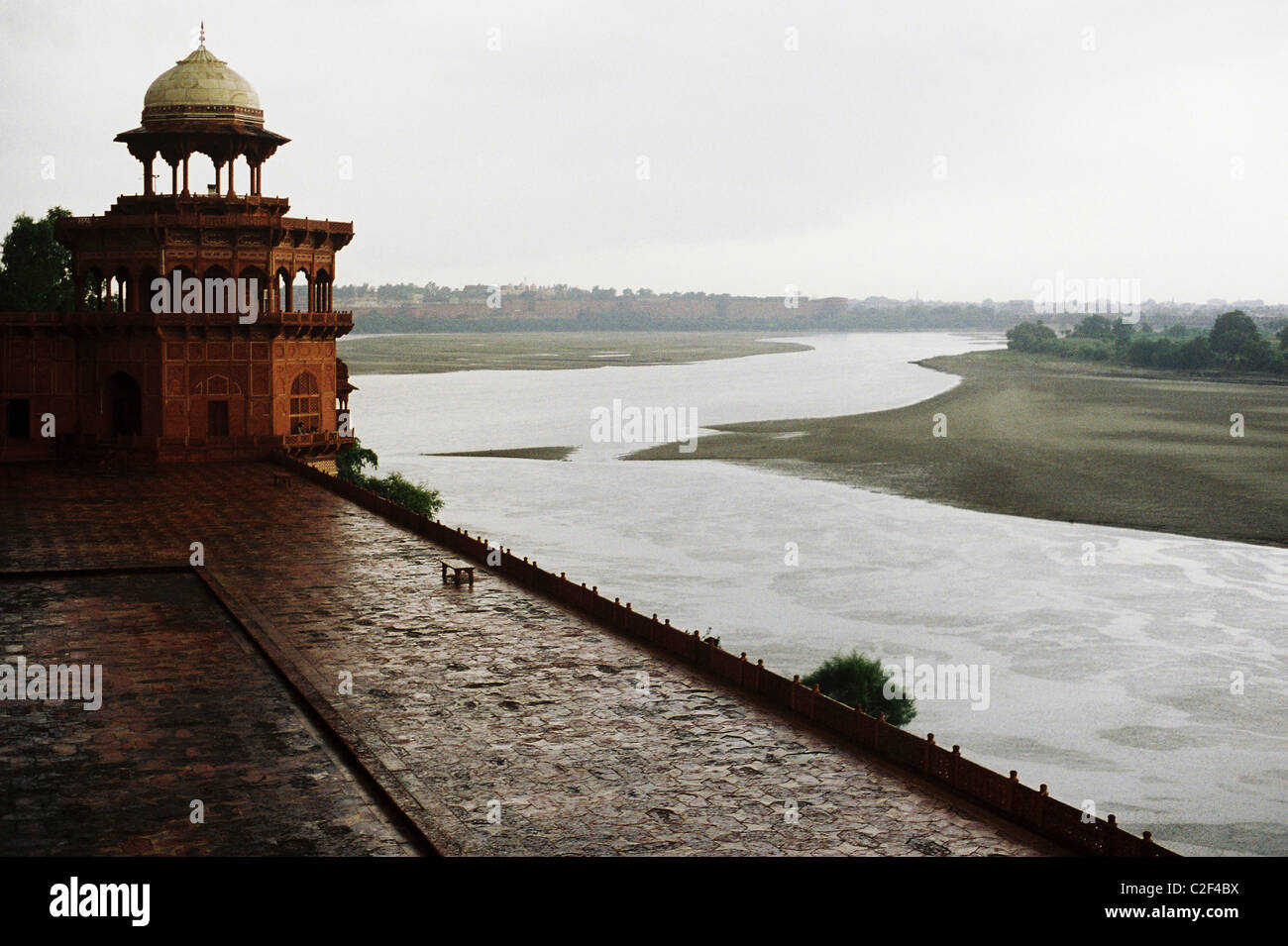 Detail of the Taj Mahal and the Yamuna River in the rain Stock Photo ...