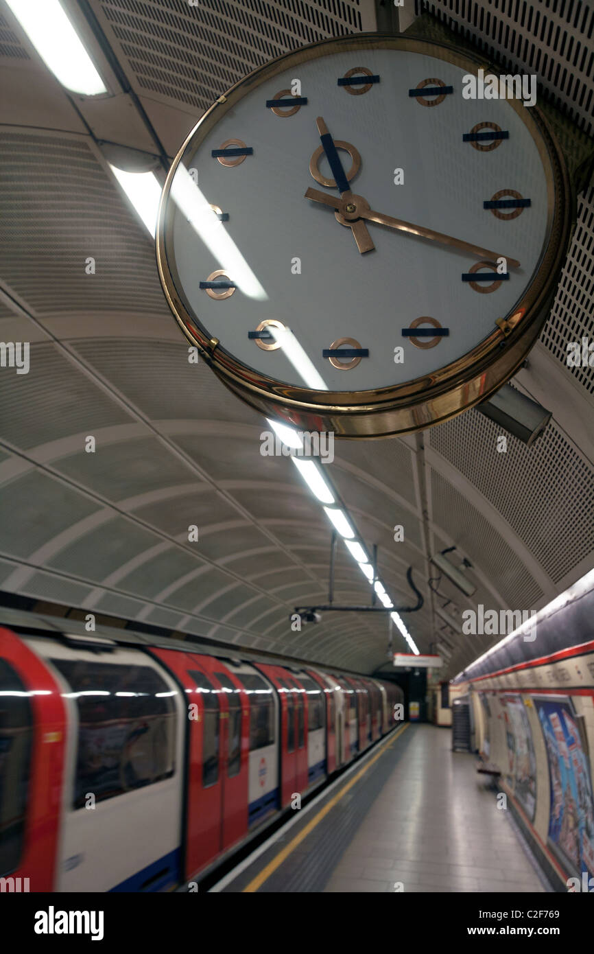 a platform clock on the london tube Stock Photo - Alamy