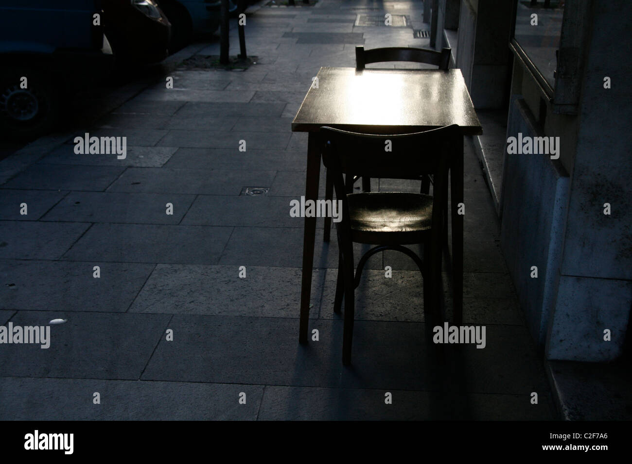 empty table outside restaurant in rome at night Stock Photo - Alamy
