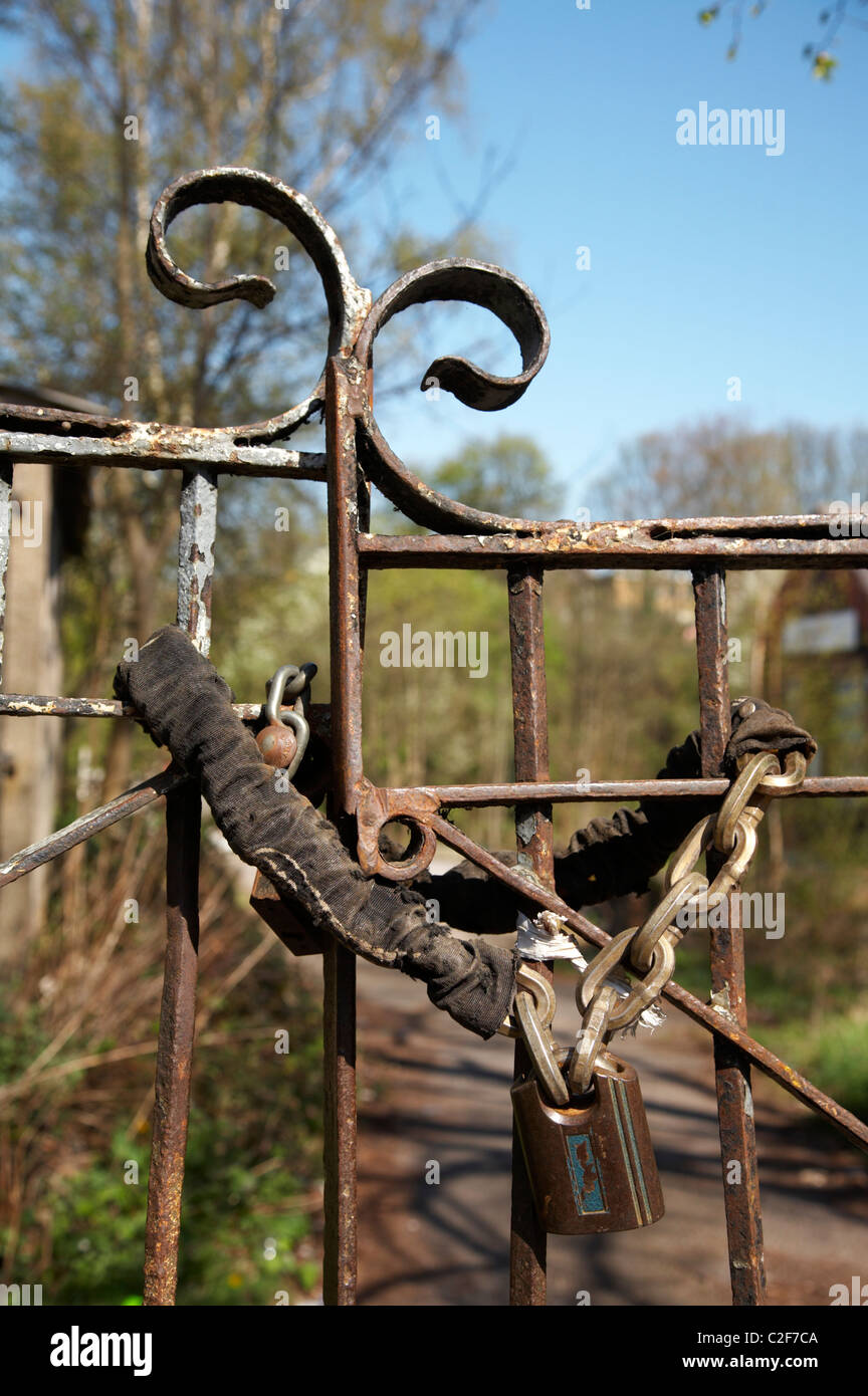 Padlocked gate hi-res stock photography and images - Alamy