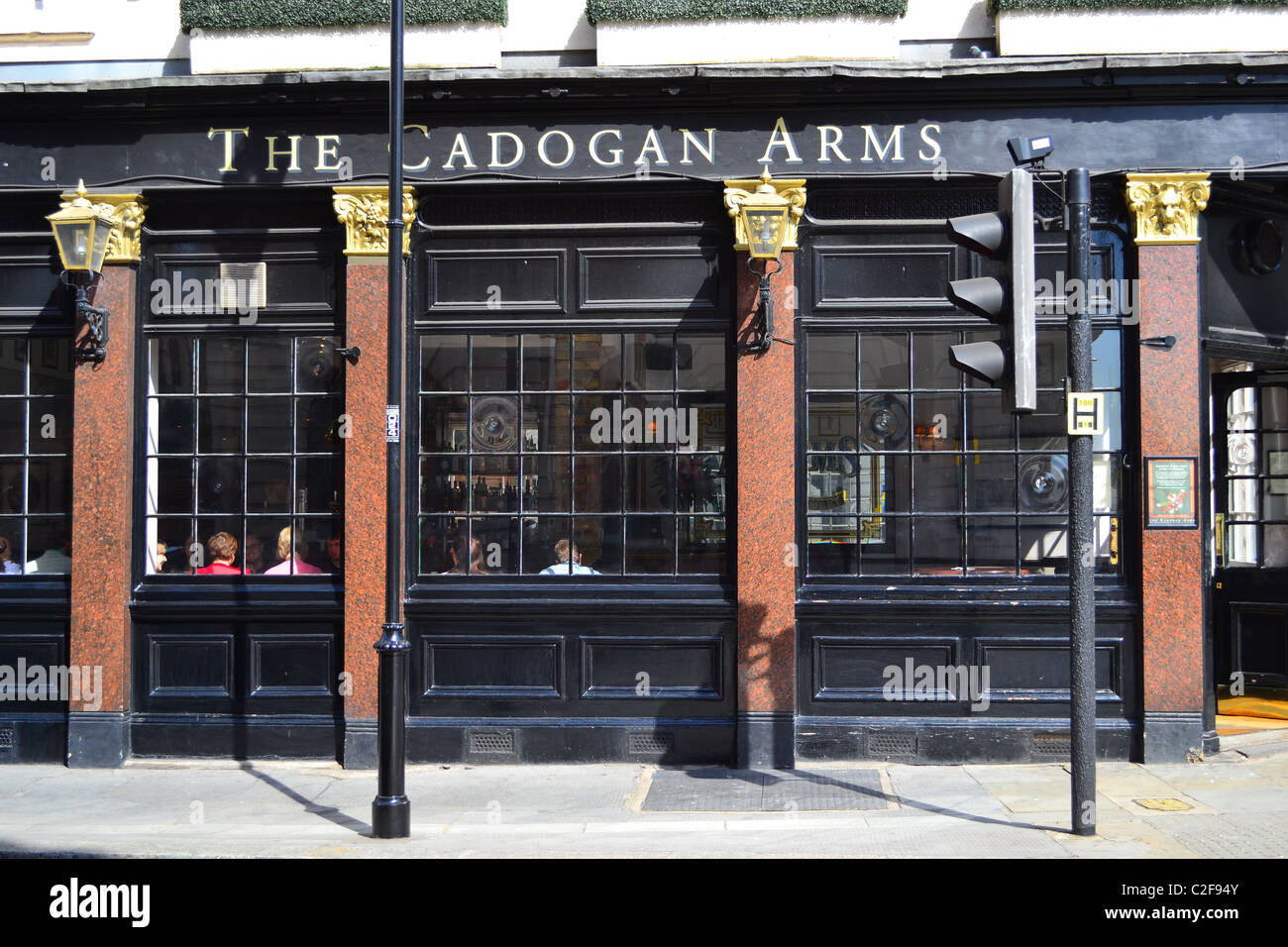 "The Cadogan Arms" pub, Chelsea, London, UK ARTIFEX LUCIS Stock Photo ...