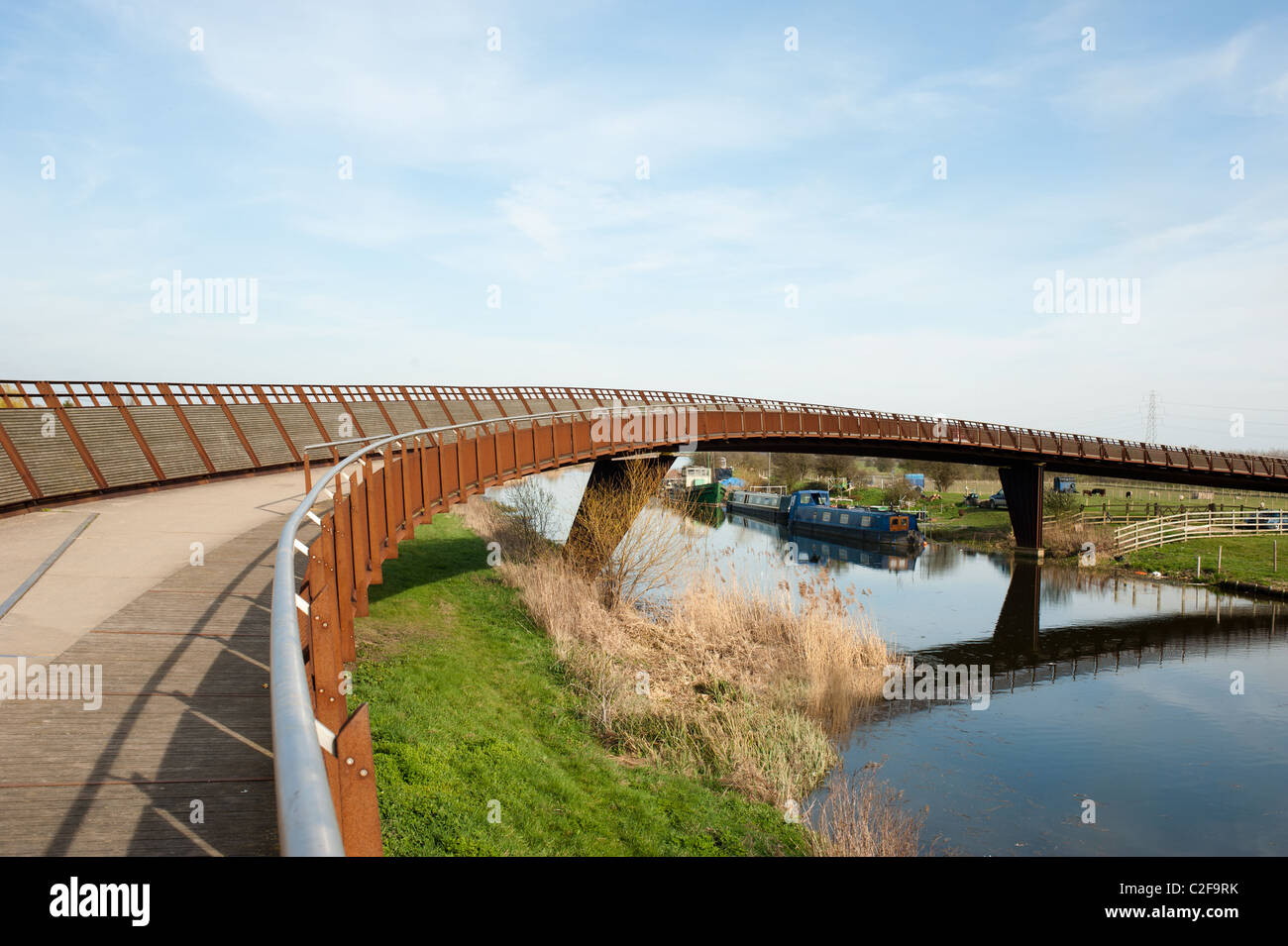Traditional English bridge over a river canal Stock Photo - Alamy