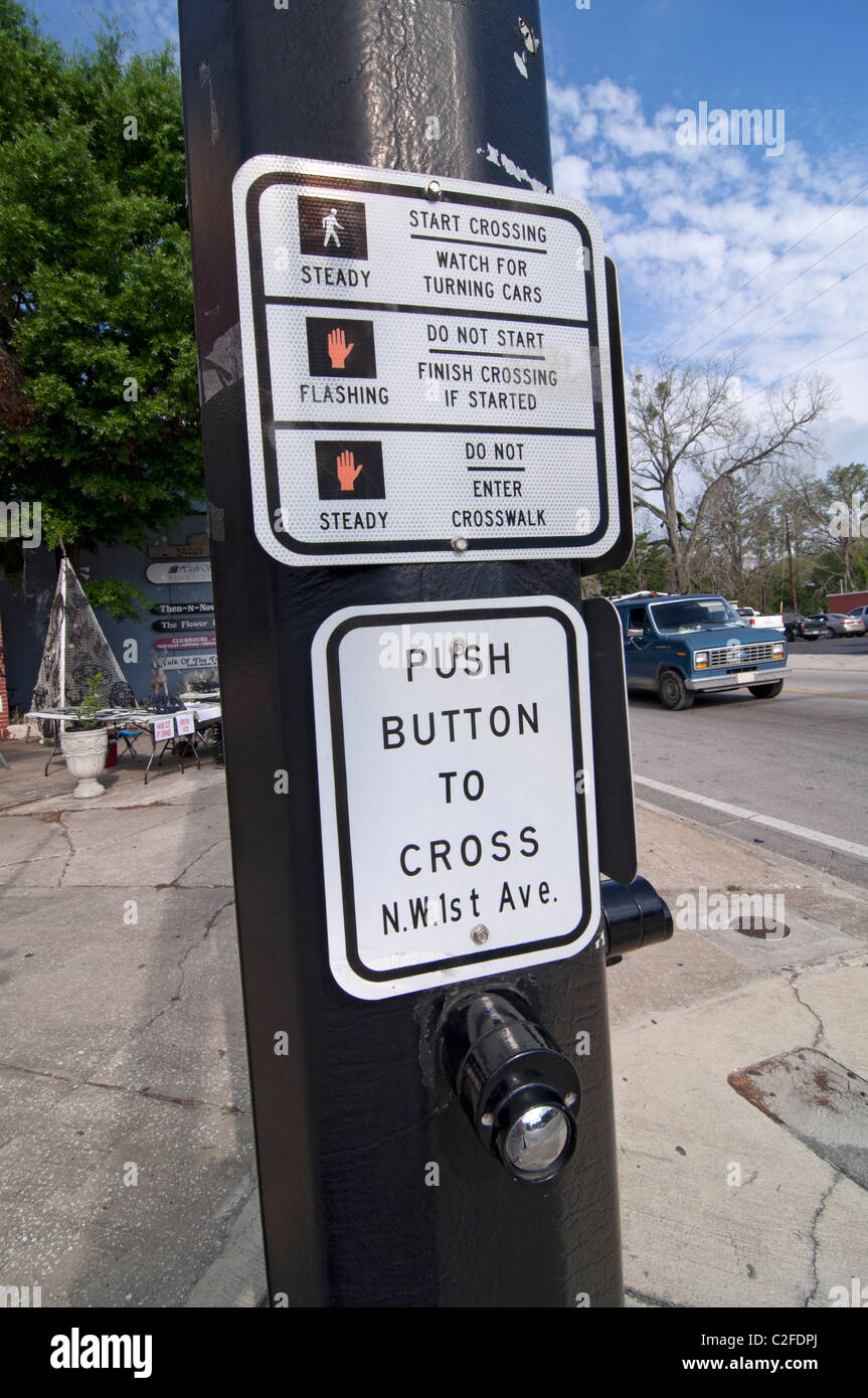 Electronic pedestrian crossing sign hi-res stock photography and images ...
