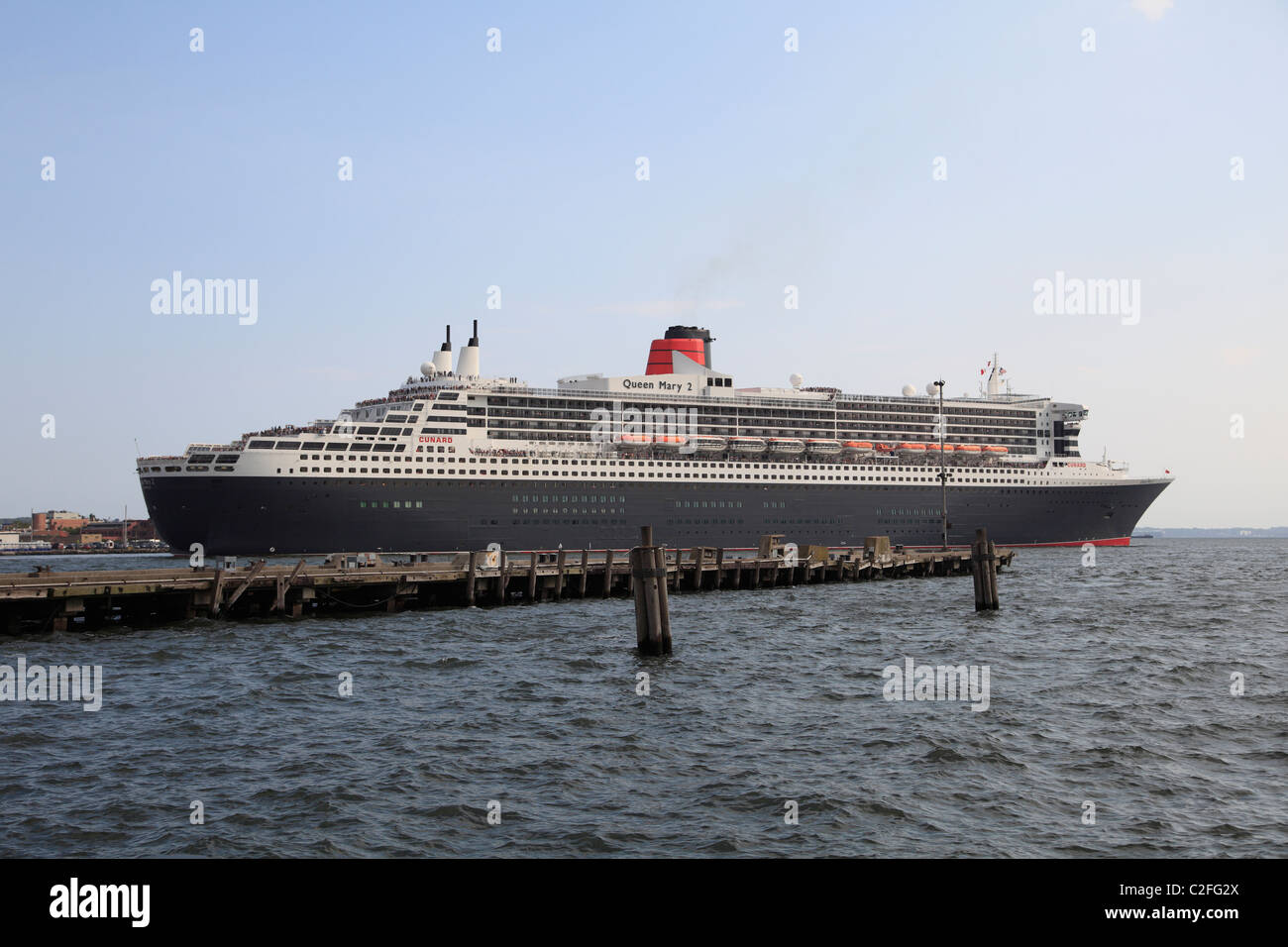 Queen mary 2 new york hi-res stock photography and images - Alamy