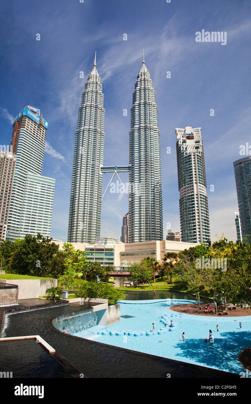 The petronas tower two skybridge hi-res stock photography and images ...