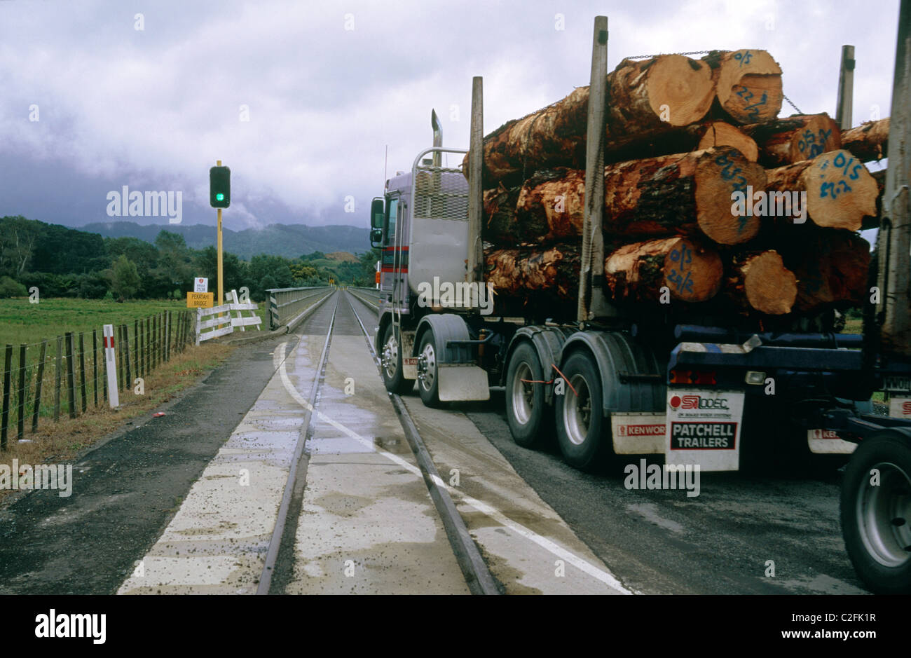 Logging truck new zealand hi-res stock photography and images - Alamy