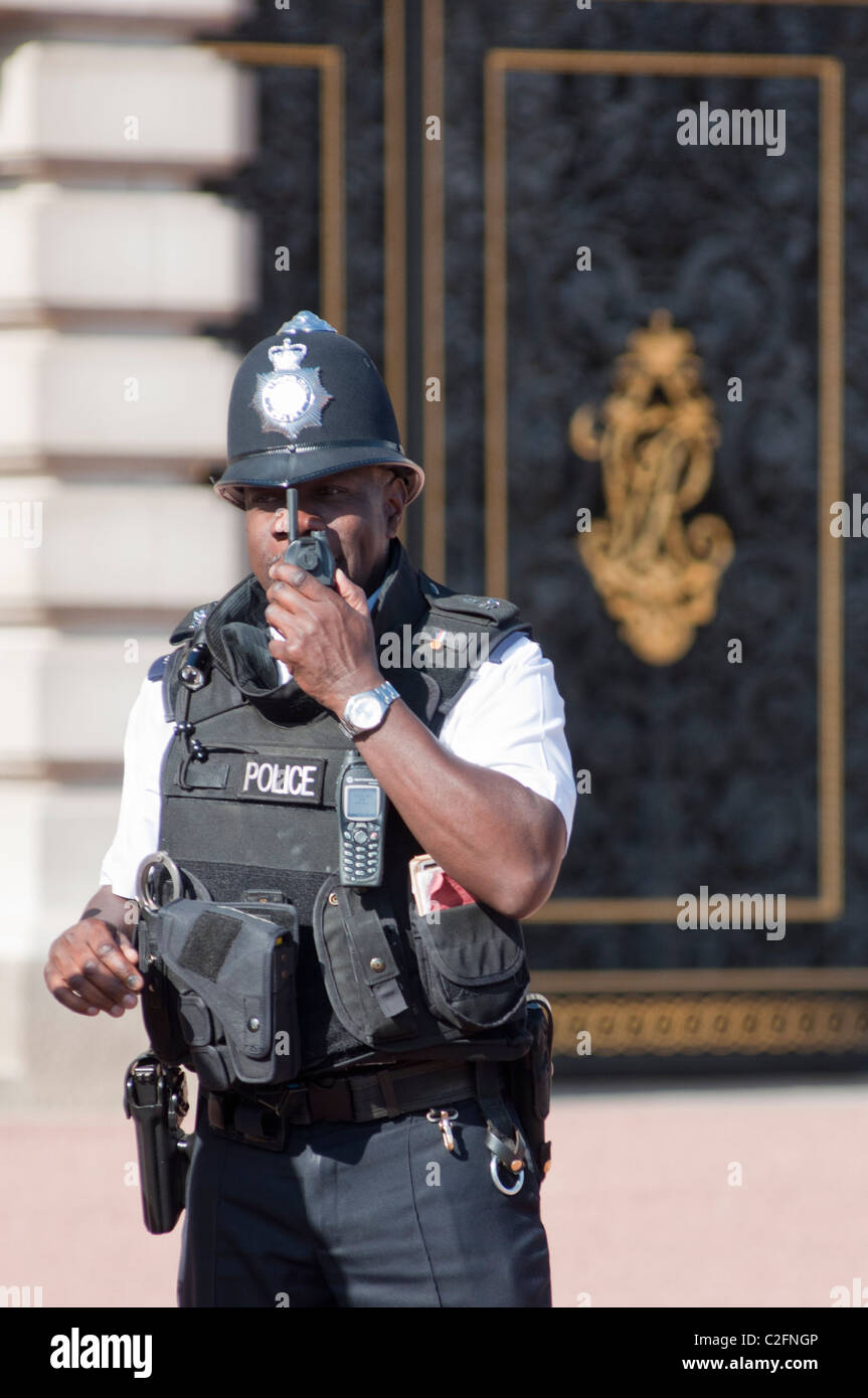 Police officer at Buckingham palace talking on "short band" radio ...