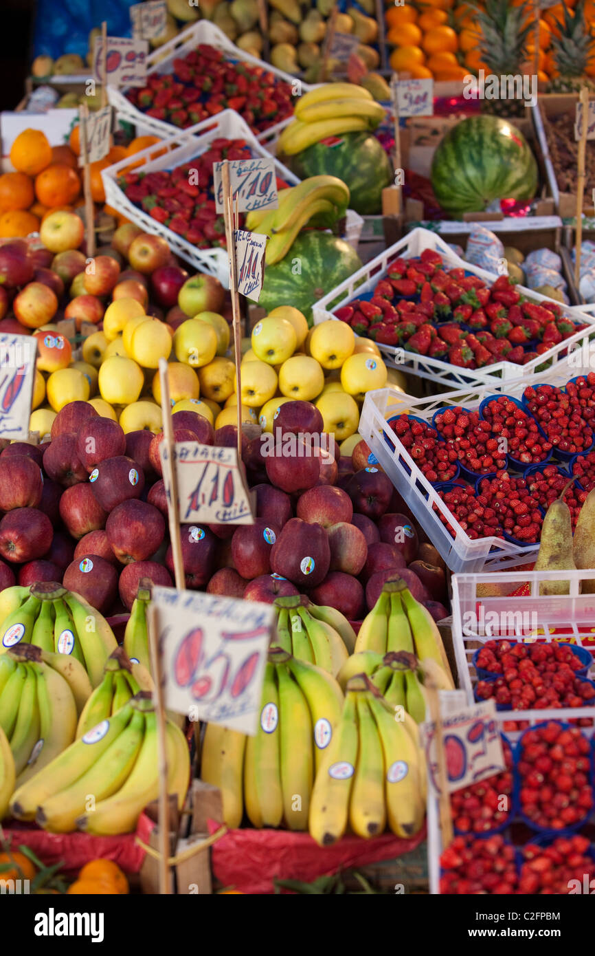 Sicilian fruit and vegetable market hi-res stock photography and images ...