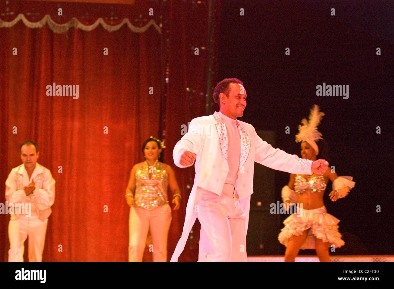 Circus performers bow hi-res stock photography and images - Alamy